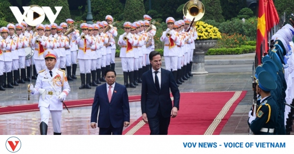 PM Chinh hosts welcome ceremony for Dutch counterpart